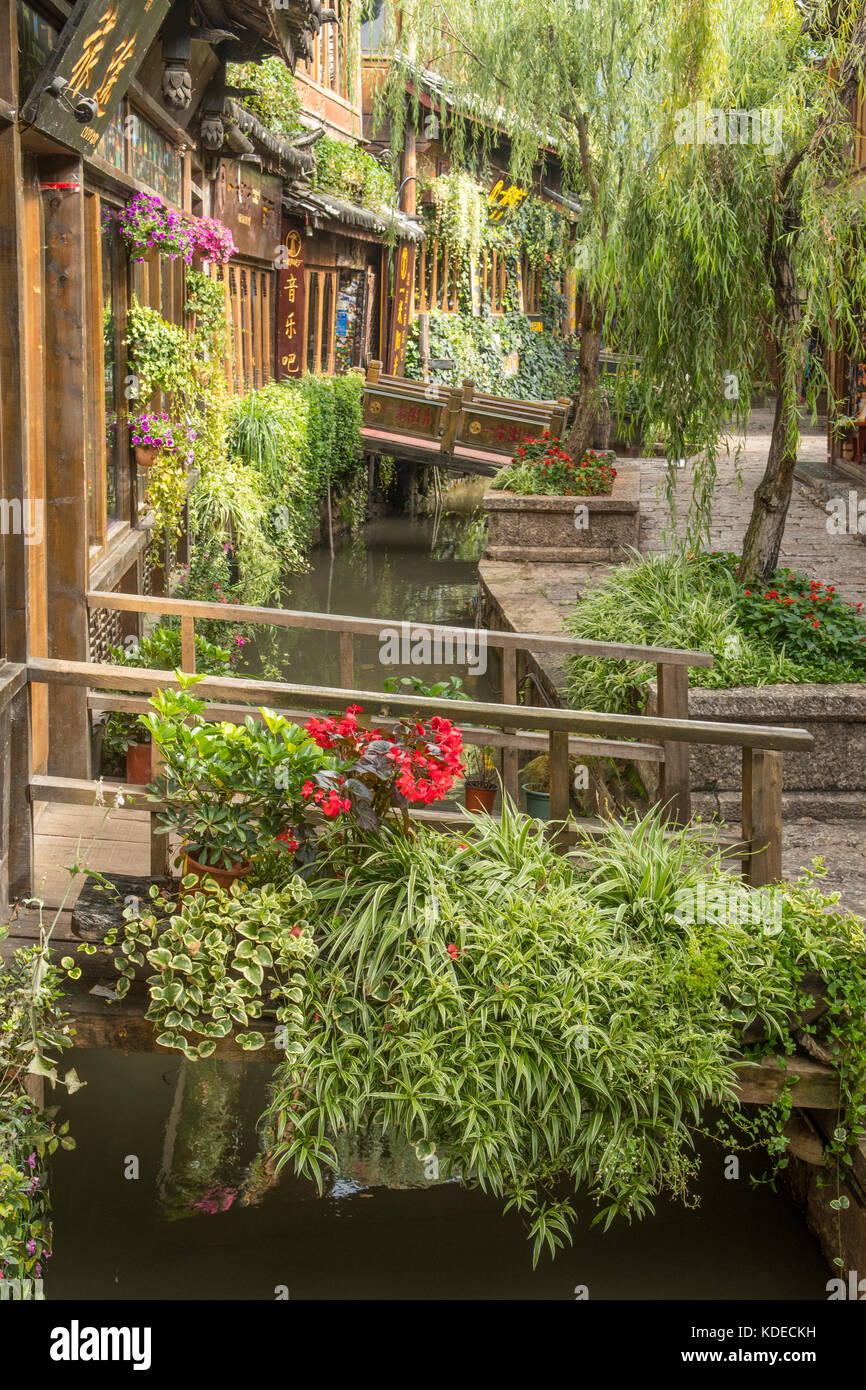 Yu He Canal in Ancient Town of Lijiang, Yunnan, China Stock Photo - Alamy