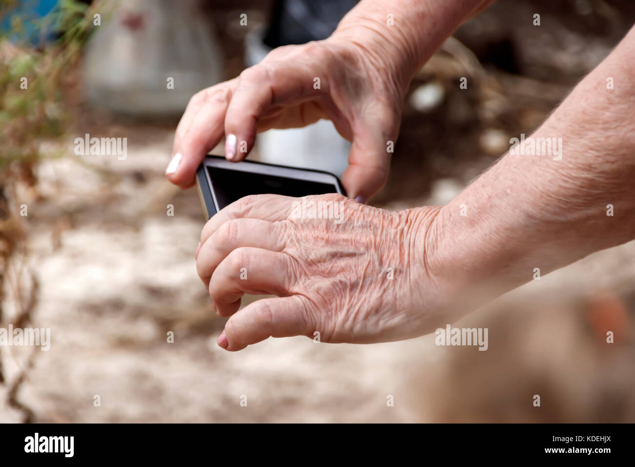 The hands of an elderly woman with a mobile phone Stock Photo - Alamy