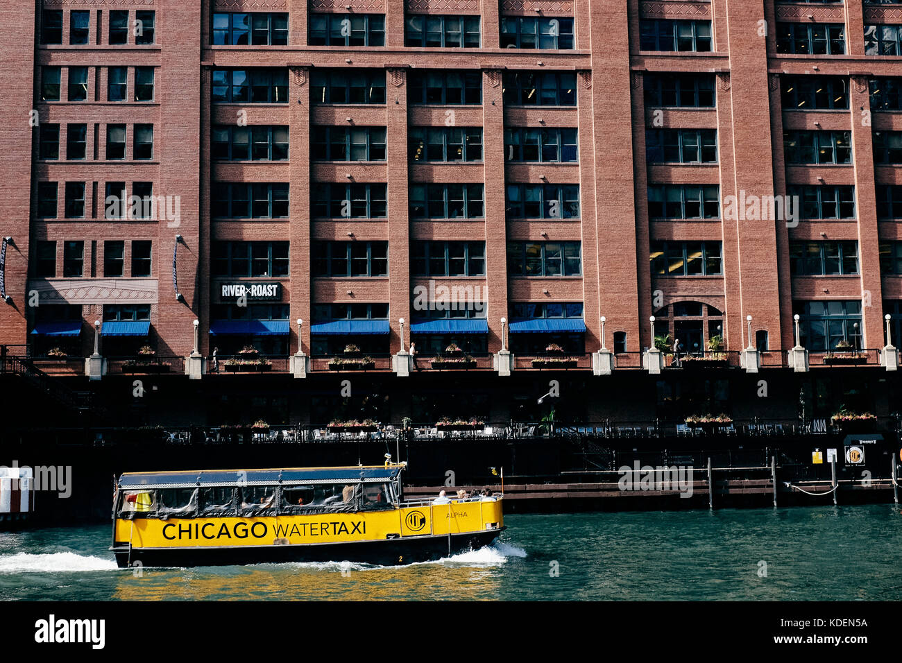 Chicago yellow cab hi-res stock photography and images - Alamy