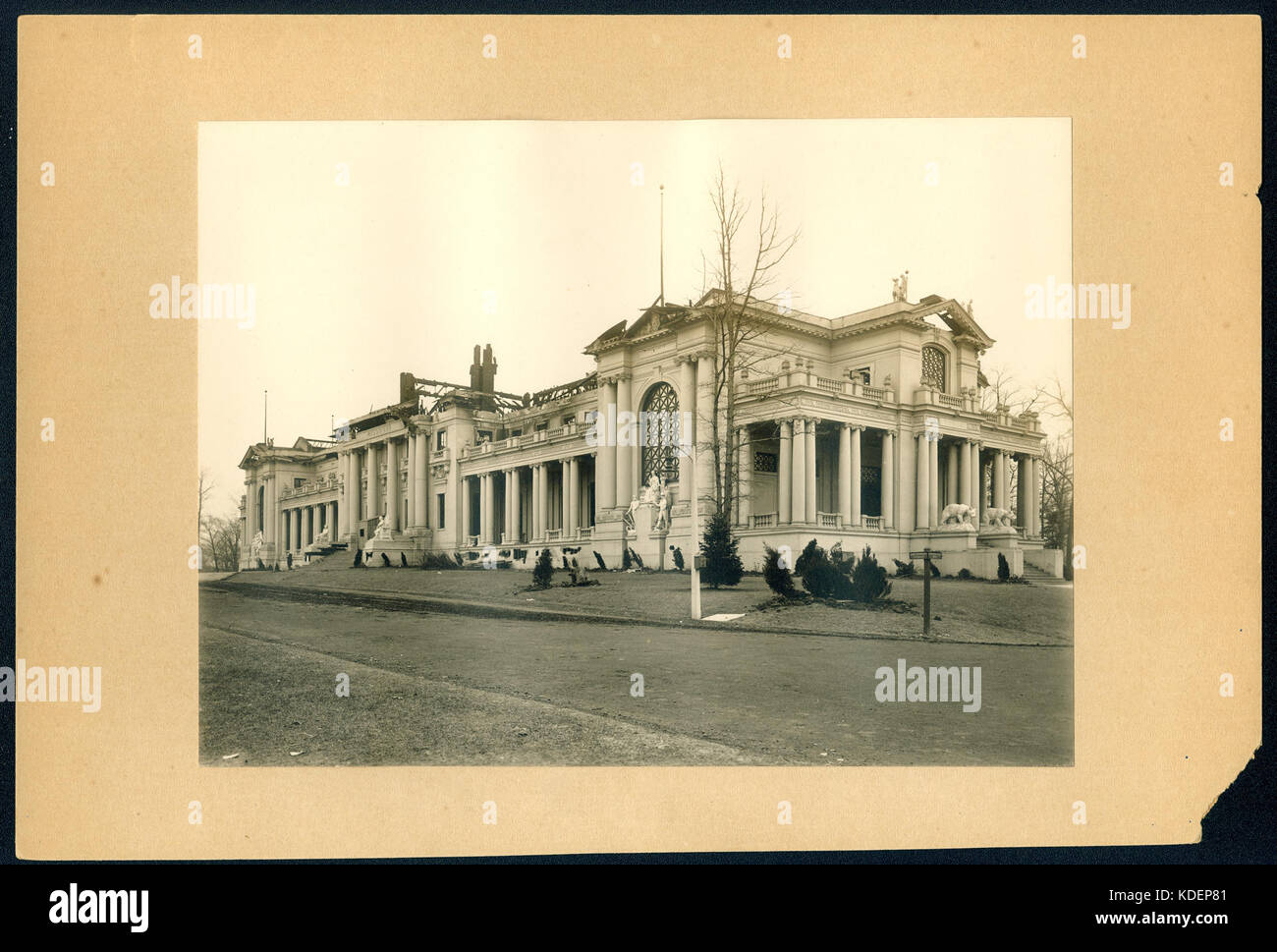 Missouri State building at the 1904 World's Fair after the fire Stock ...