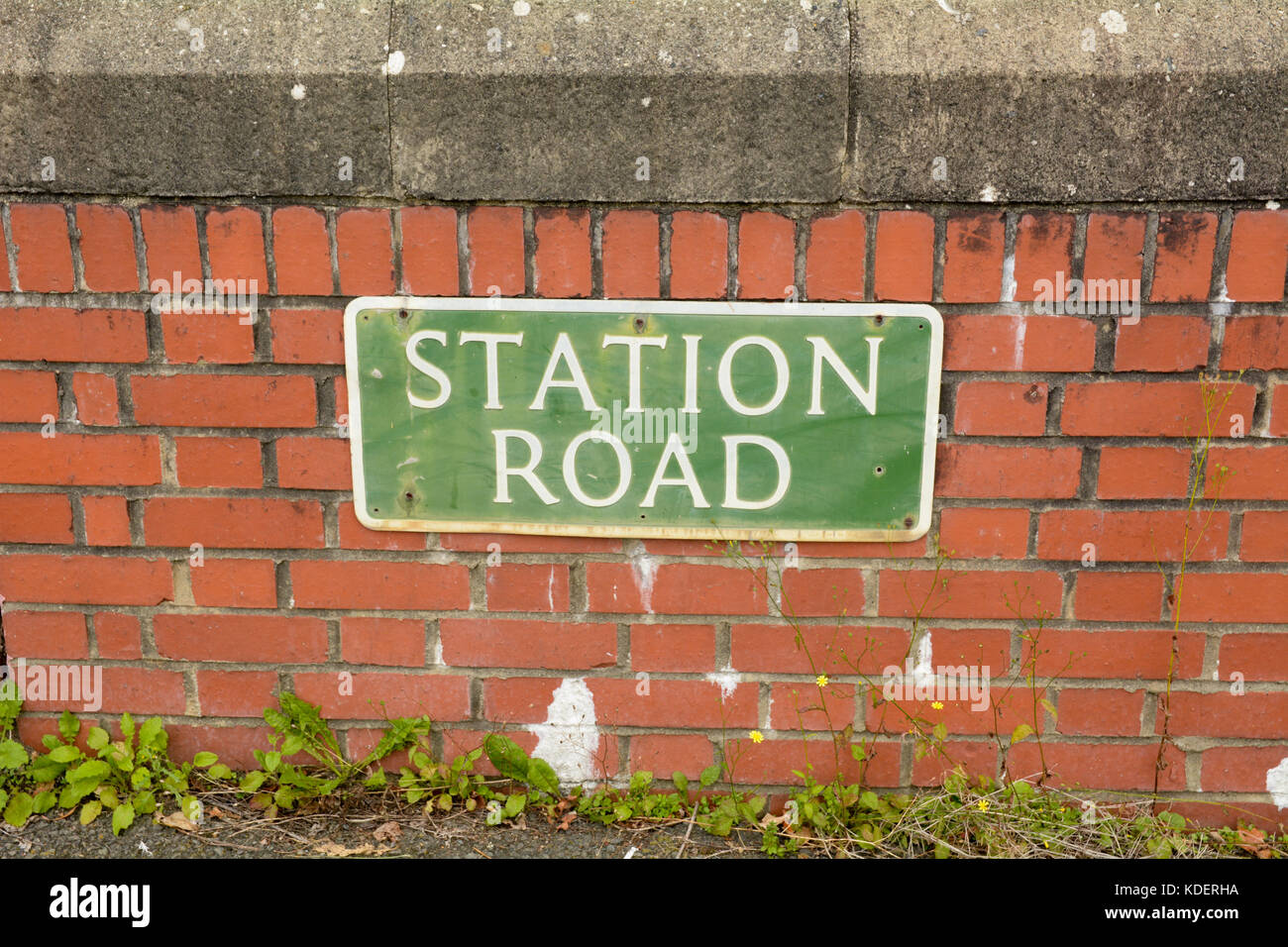 Station road sign hi-res stock photography and images - Alamy