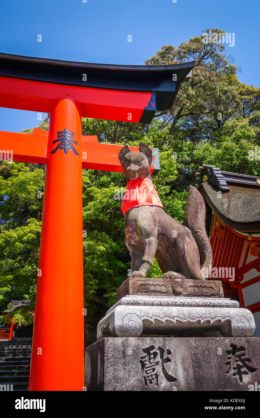 Fox statue at Fushimi Inari Taisha torii shrine, Kyoto, Japan Stock ...