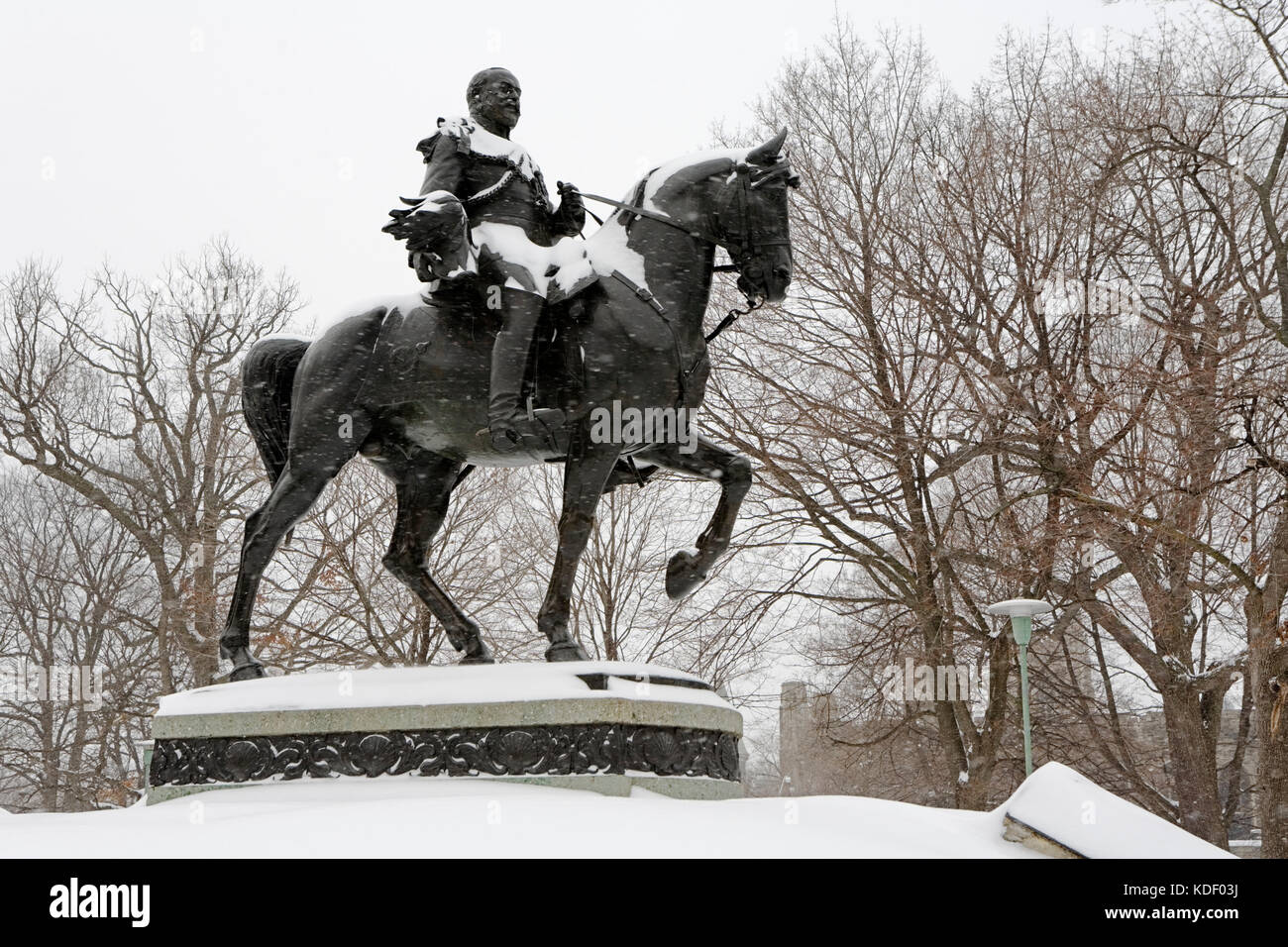 Toronto queens park statue hi-res stock photography and images - Alamy