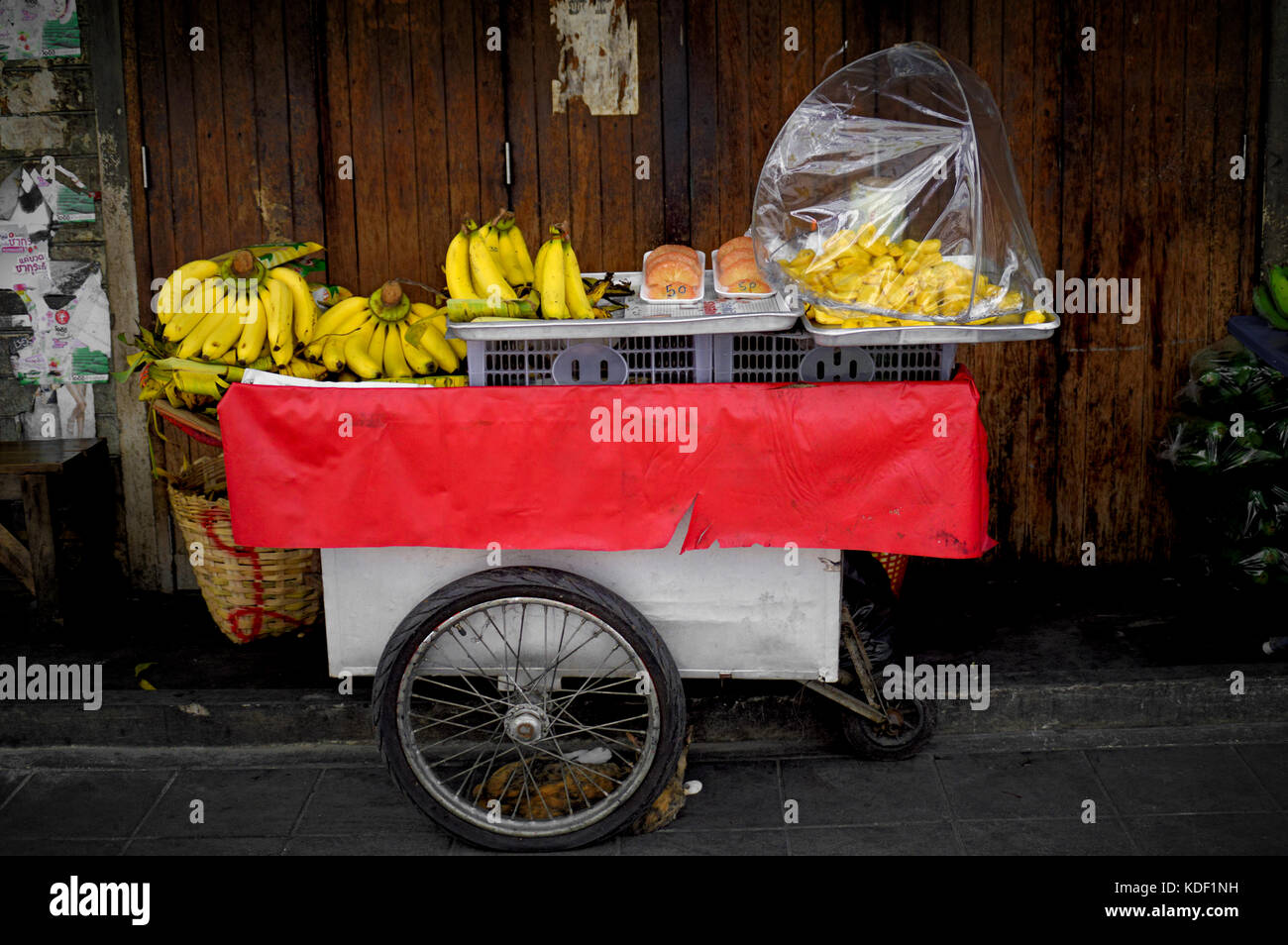 Thai food cart Stock Photo - Alamy