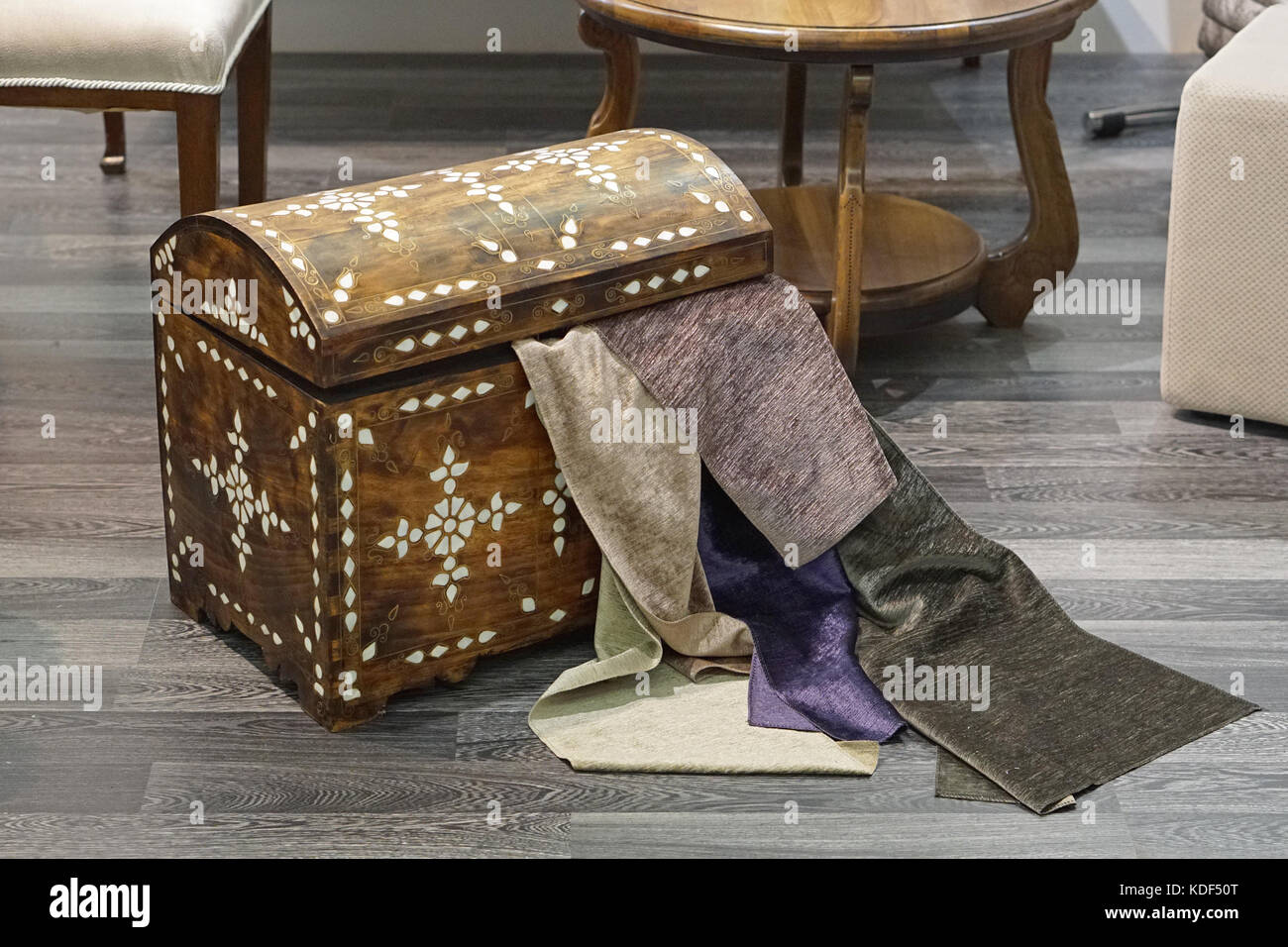 Old style chest trunk with linen cloth Stock Photo - Alamy