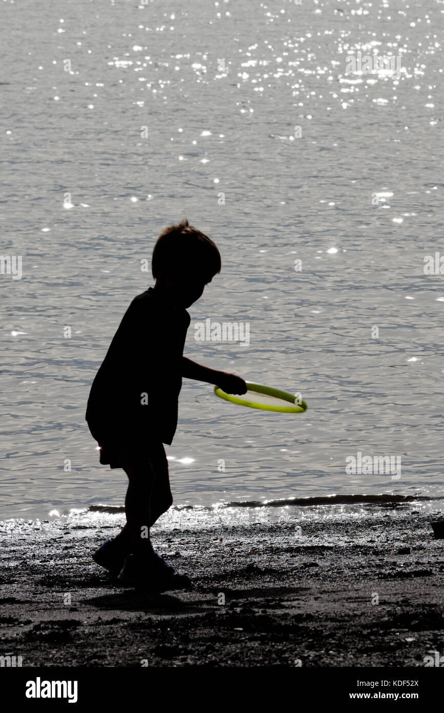 Children throwing frisbee hi-res stock photography and images - Alamy