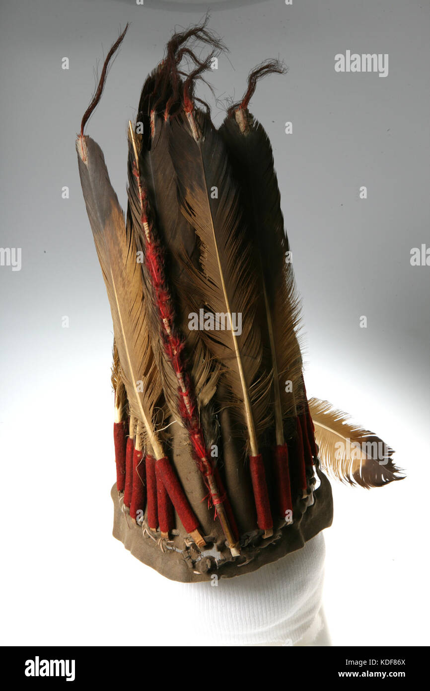 Native american ceremonial headpiece hi-res stock photography and ...