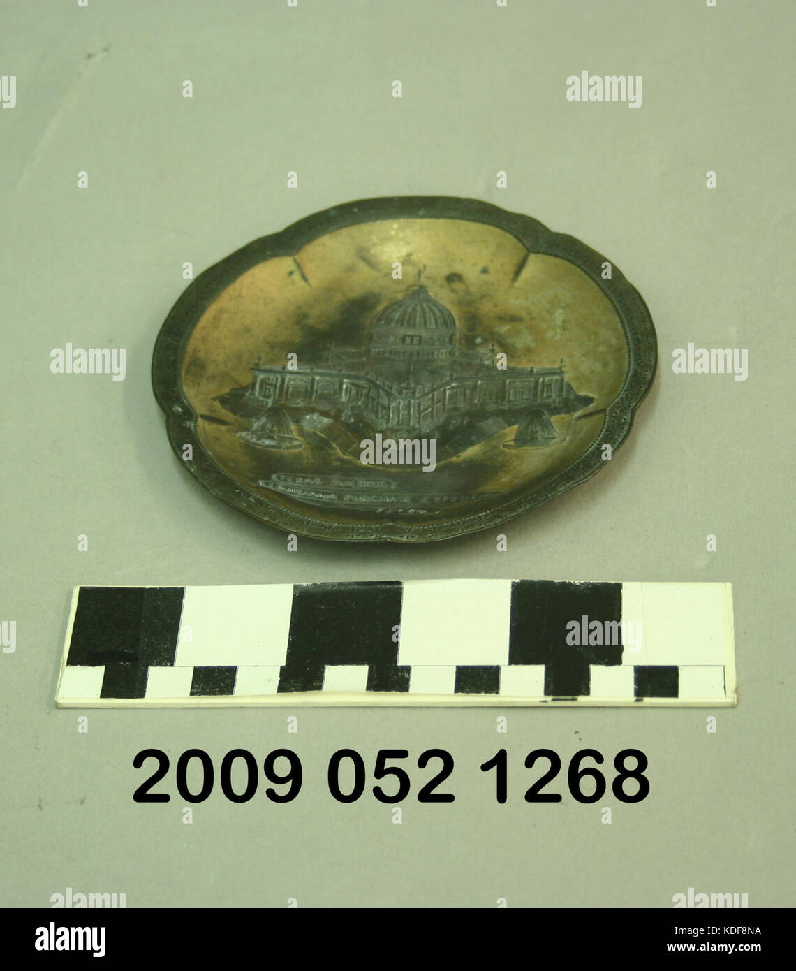 Fleur de lis pin hi-res stock photography and images - Alamy