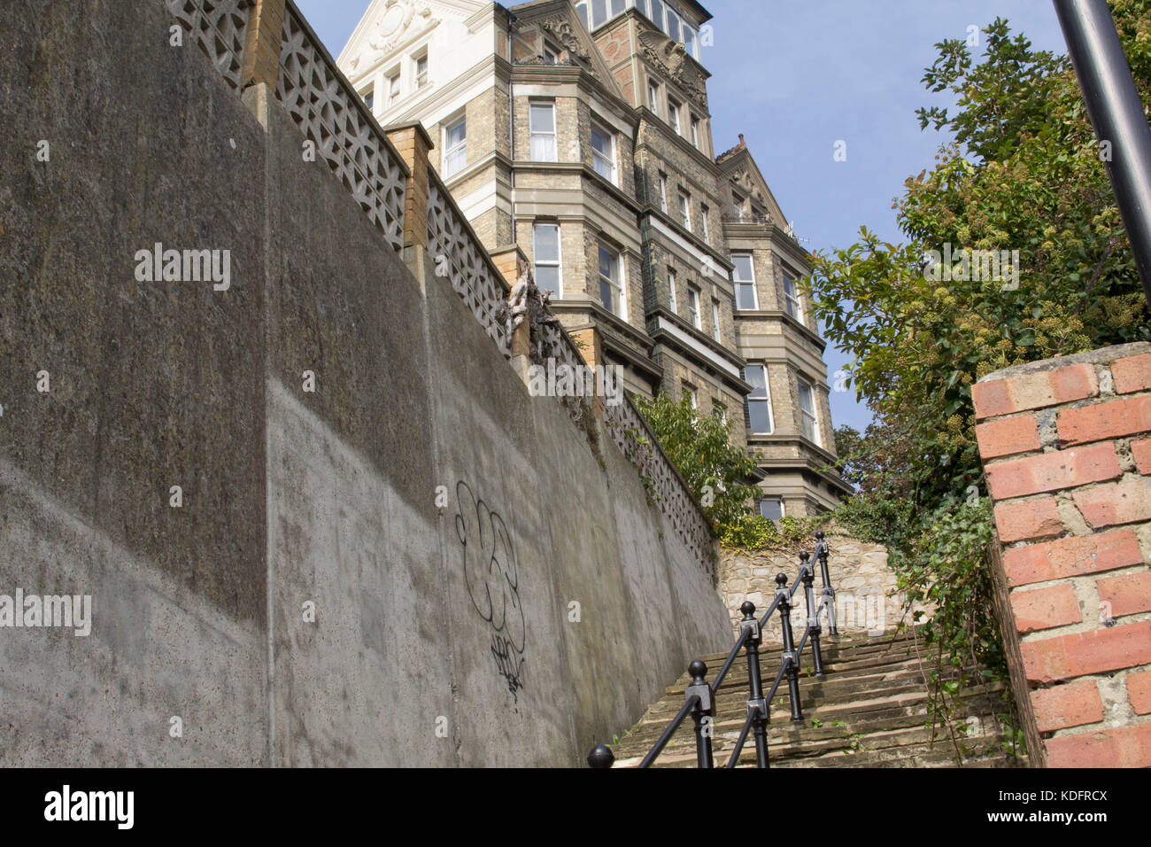 Alleyway with graffiti hi-res stock photography and images - Alamy