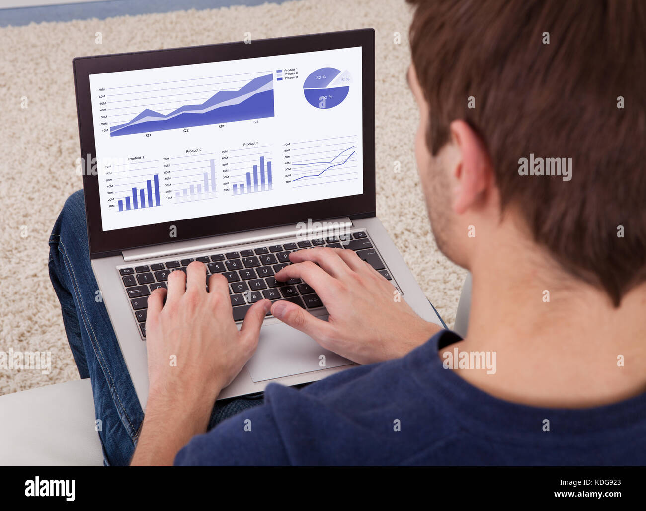 Man laptop graph chart hi-res stock photography and images - Alamy
