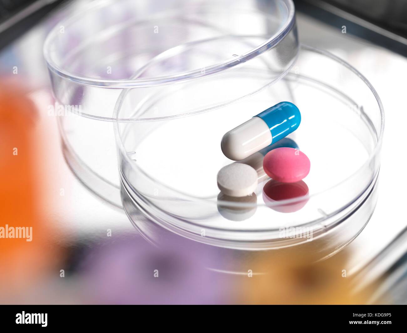 Pills clinical hi-res stock photography and images - Alamy