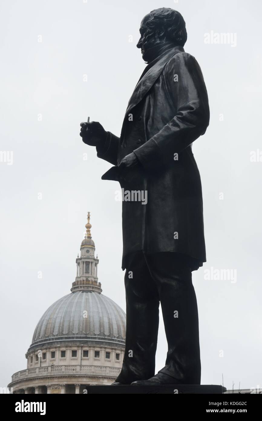 Statue of Sir Rowland Hill inventor of standard postage Stock Photo - Alamy