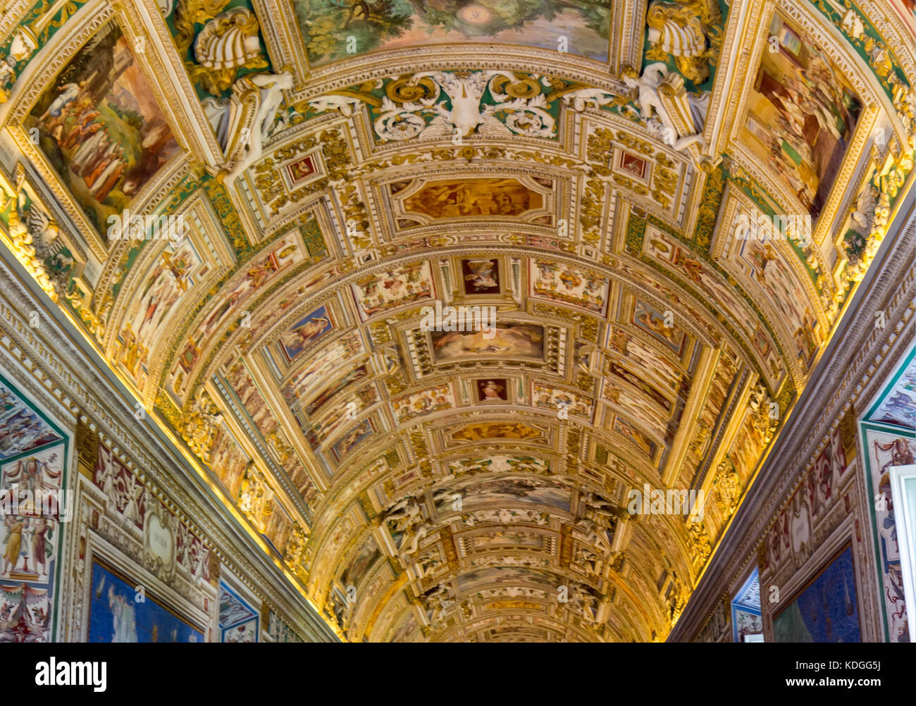 Ceiling sculpture hi-res stock photography and images - Alamy