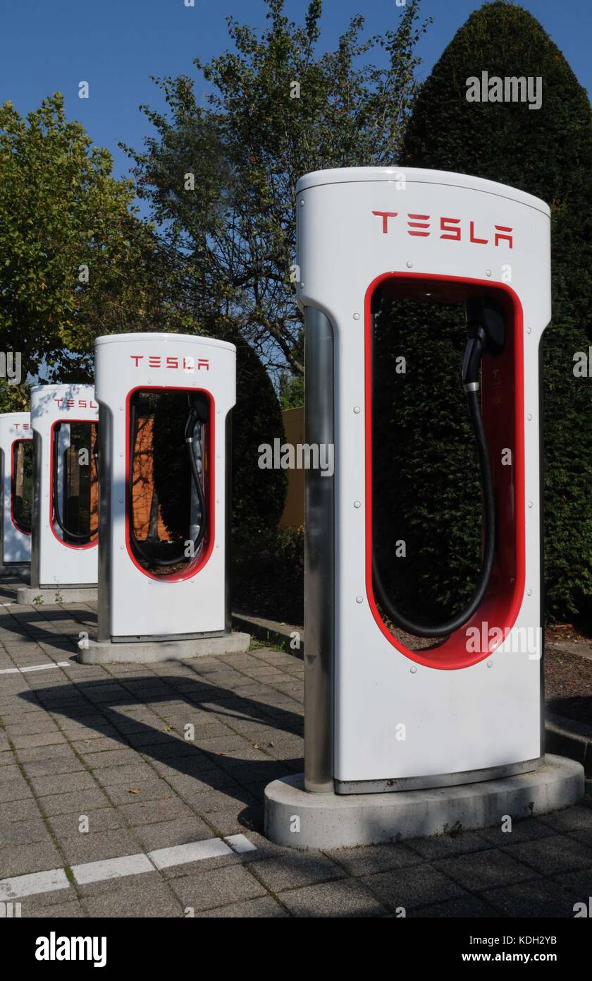 Tesla cars port hi-res stock photography and images - Alamy