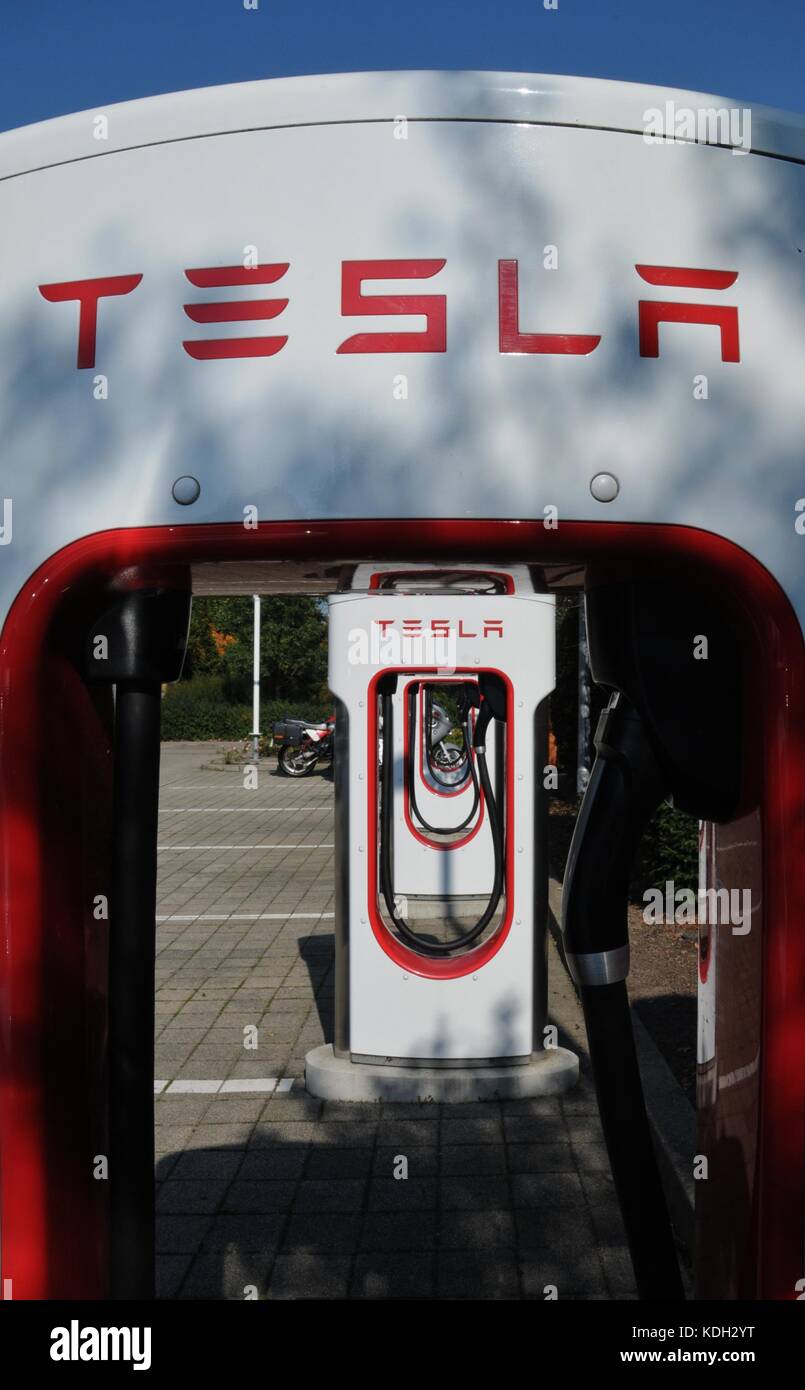 Tesla ev charging points hi-res stock photography and images - Alamy