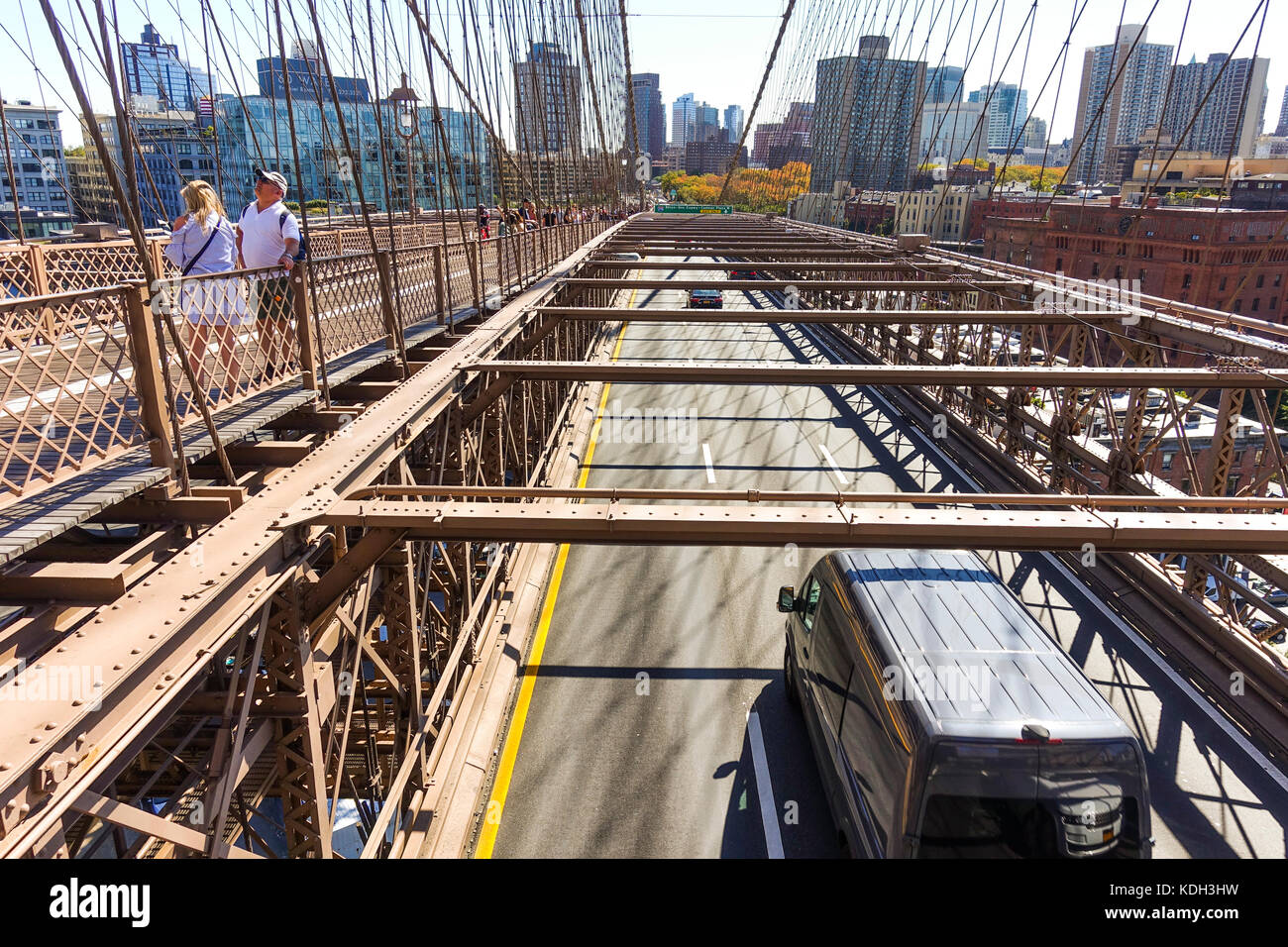 Brooklyn bridge, New york, pedestrian walkway and roadway, Manhattan ...