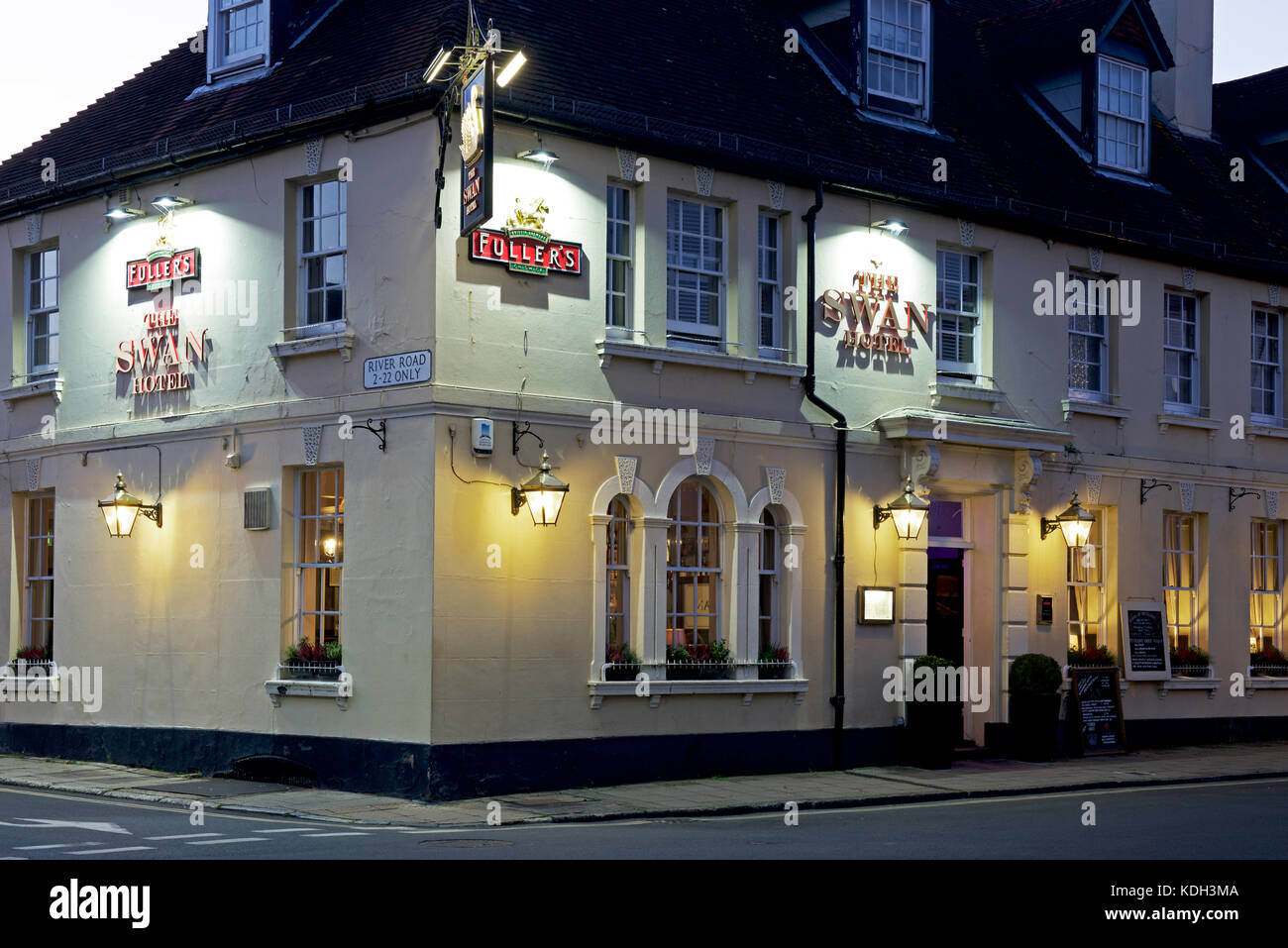 The swan pub arundel hi-res stock photography and images - Alamy
