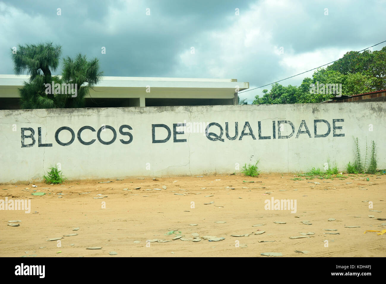 Blocos de qualidade written on a wall in Maputo, Mozambique Stock Photo ...
