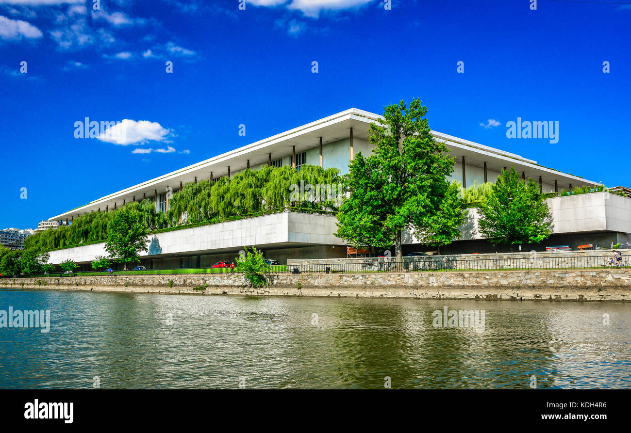 The John F. Kennedy Center for the Performing Arts building on the bank ...