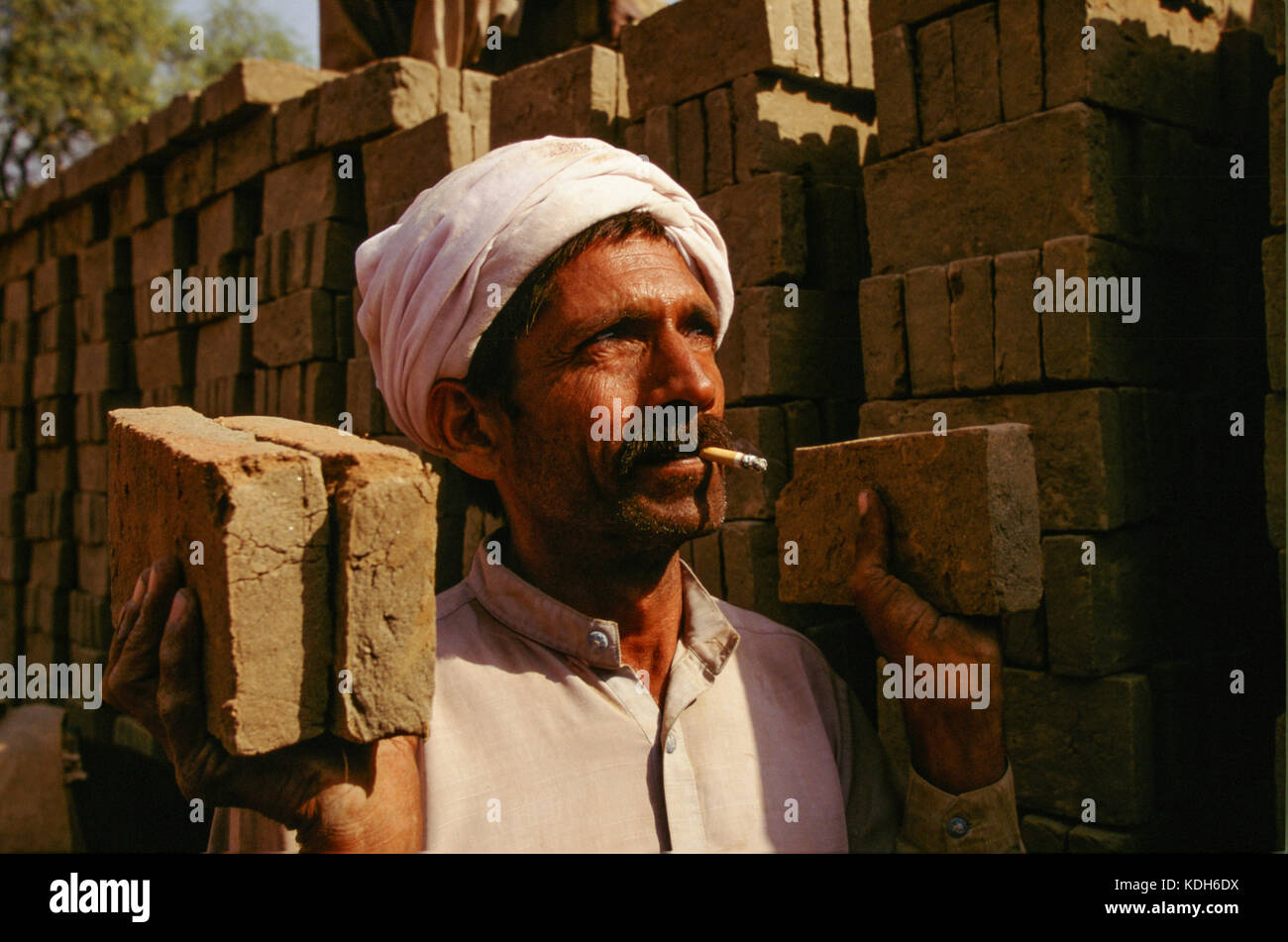 Brick makers at work, Lahore, Pakistan Stock Photo - Alamy