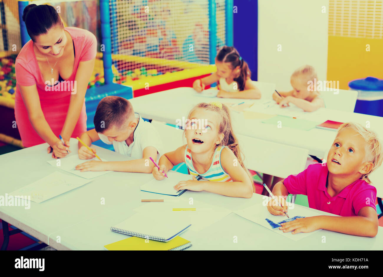 Classroom children doing science hi-res stock photography and images ...