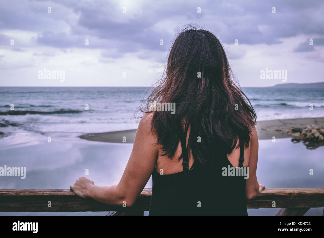 Young girl staring ocean water hi-res stock photography and images - Alamy