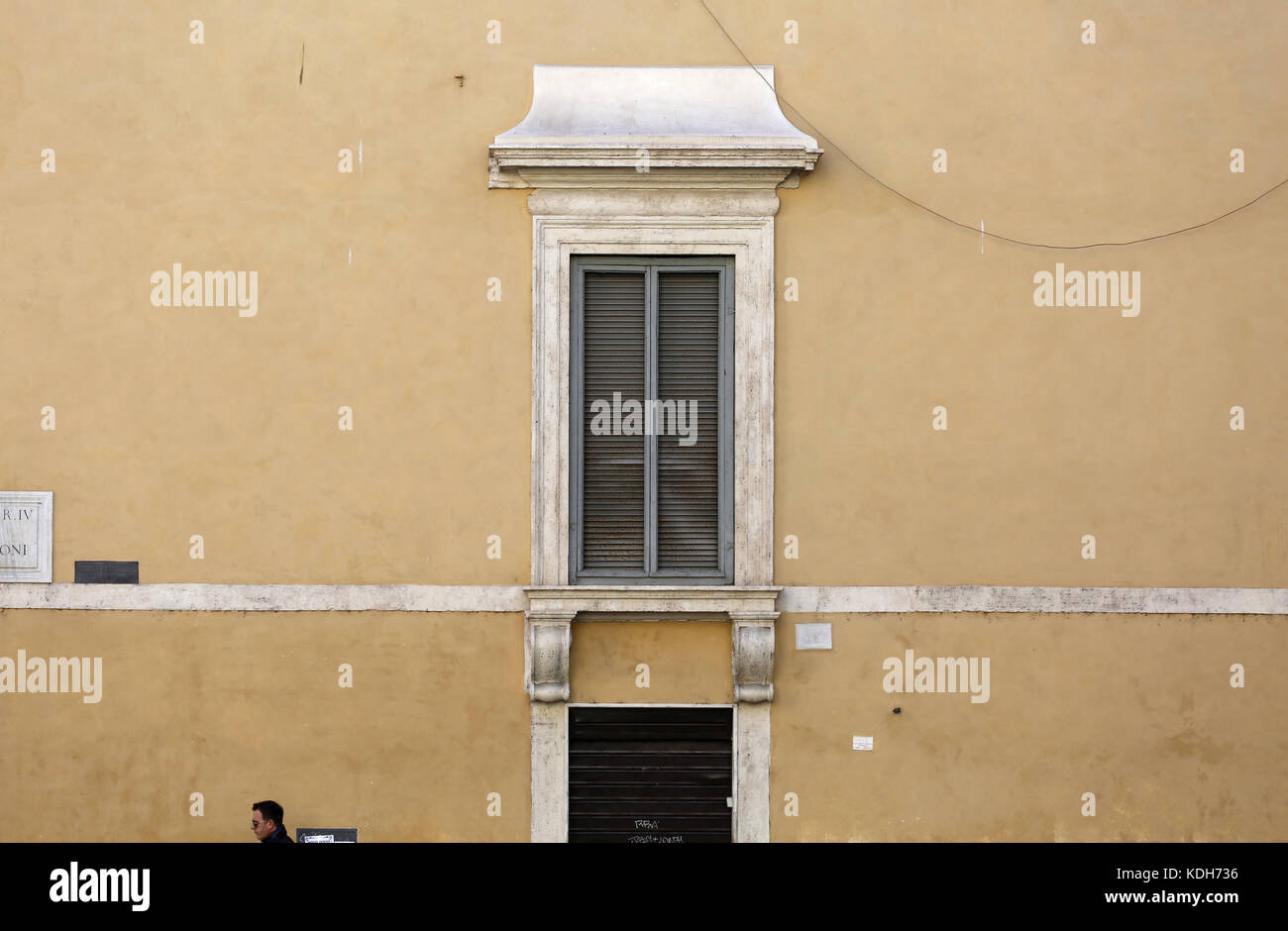 Window in plain wall on the streets of Rome Stock Photo - Alamy