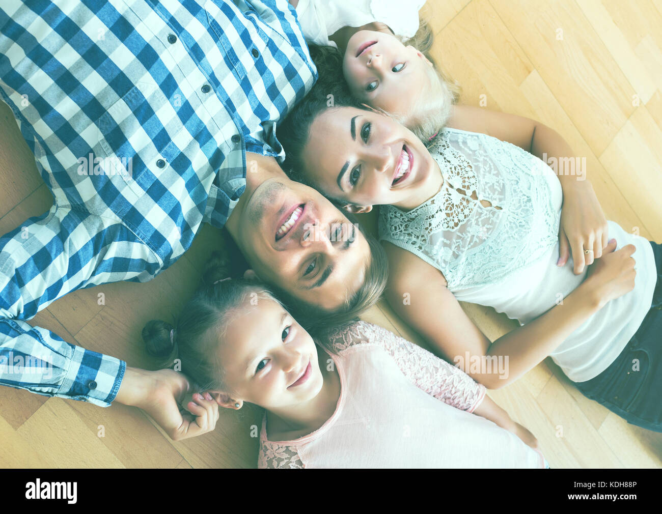 Relaxed family four posing hi-res stock photography and images - Alamy
