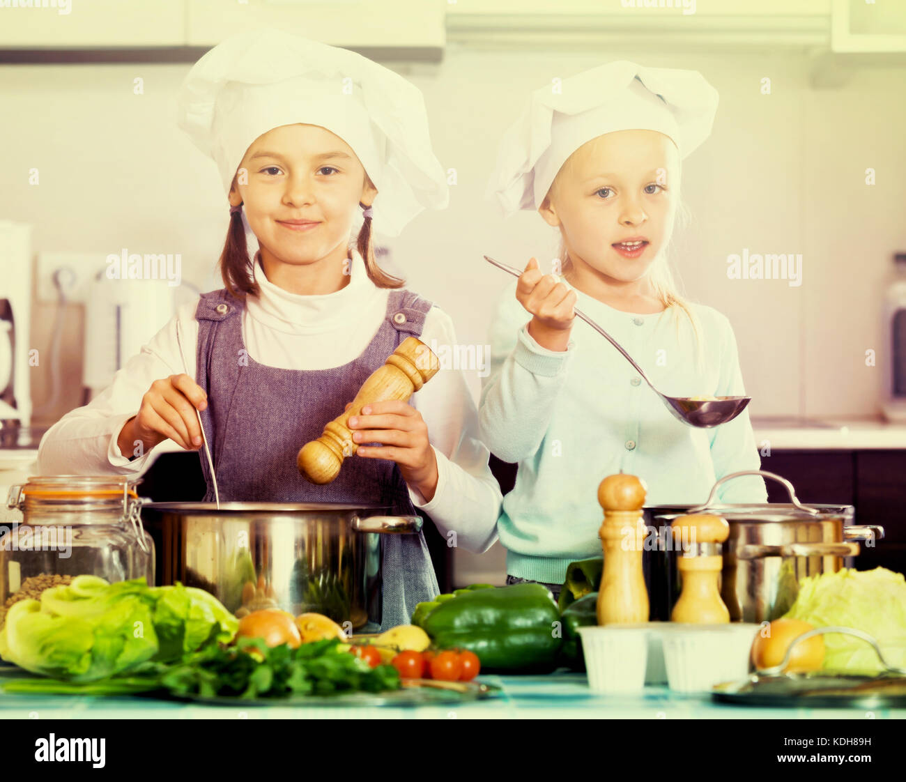 Kids soup kitchen hi-res stock photography and images - Alamy