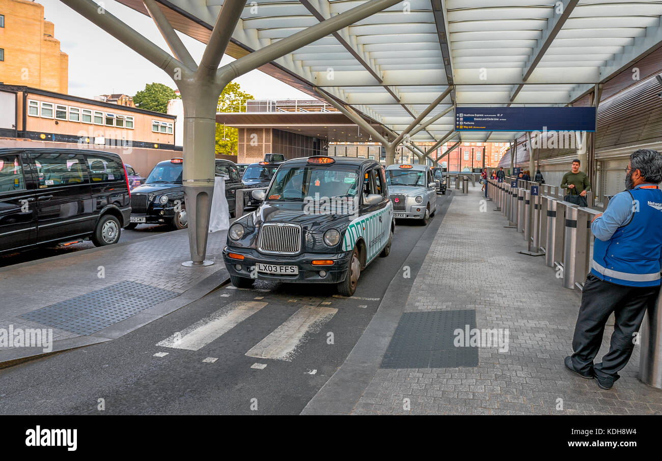 Taxi station at Paddington railway station Stock Photo - Alamy