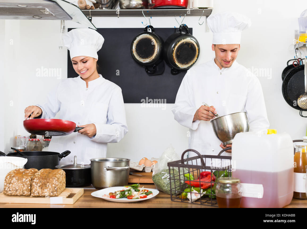 Man wearing cooks apron hi-res stock photography and images - Alamy