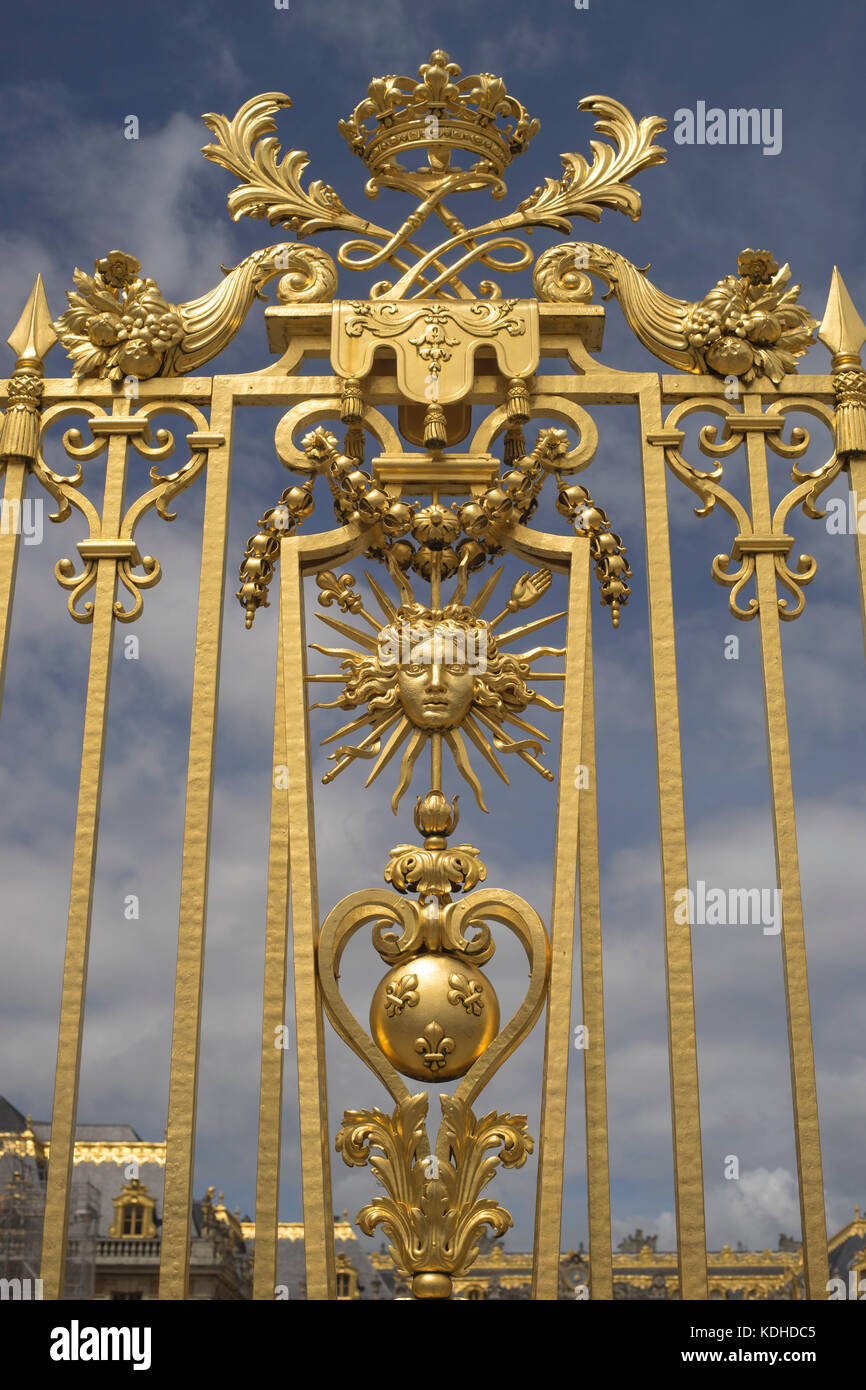 The gilded gate at the Palace of Versailles Stock Photo - Alamy