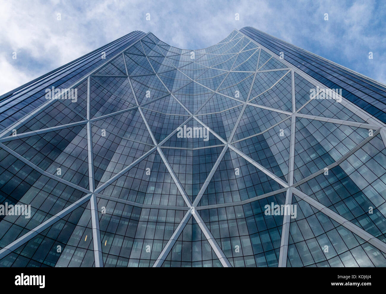 Upward view of tall office building hi-res stock photography and images ...