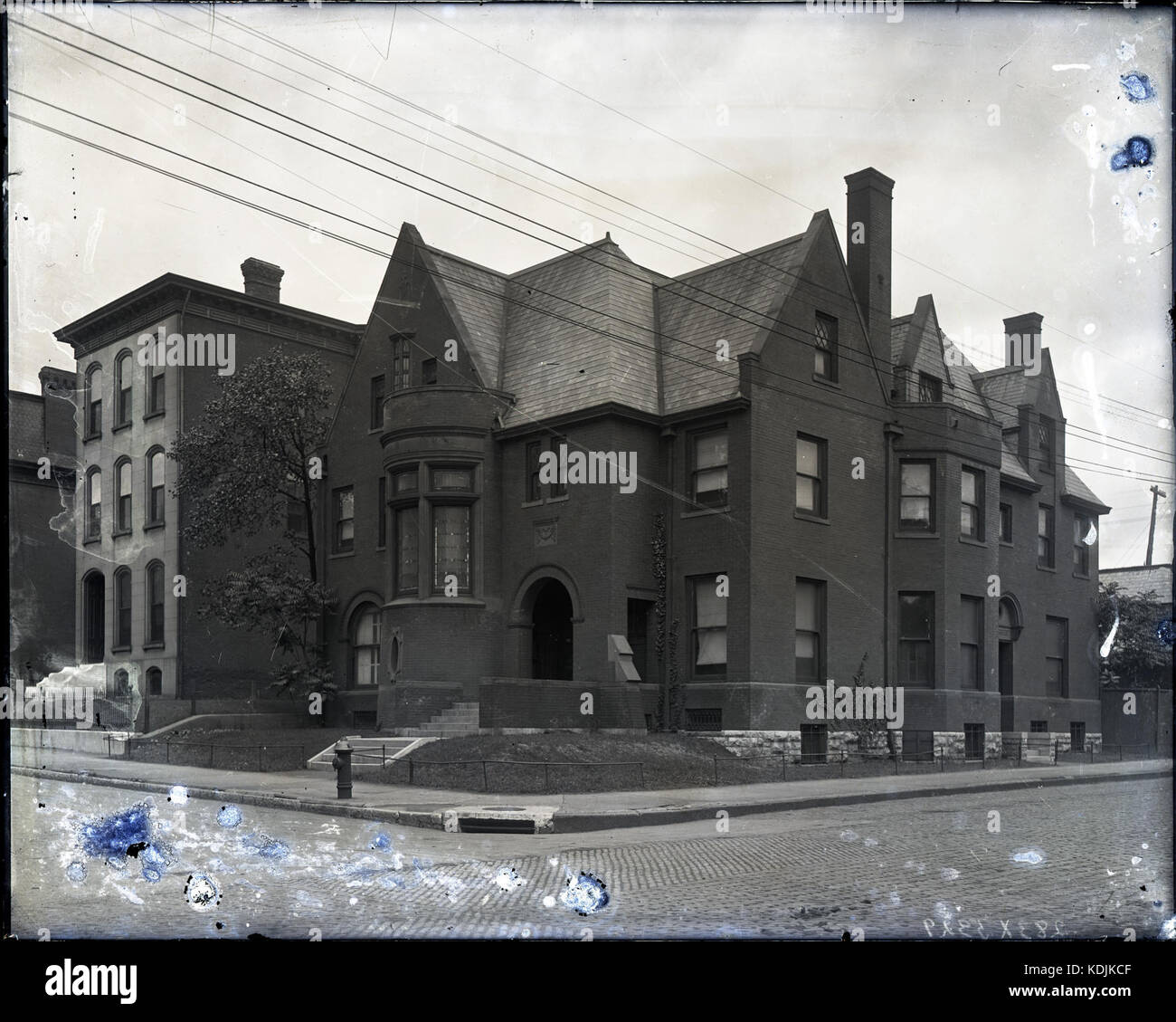 Suburban street corner hi-res stock photography and images - Alamy