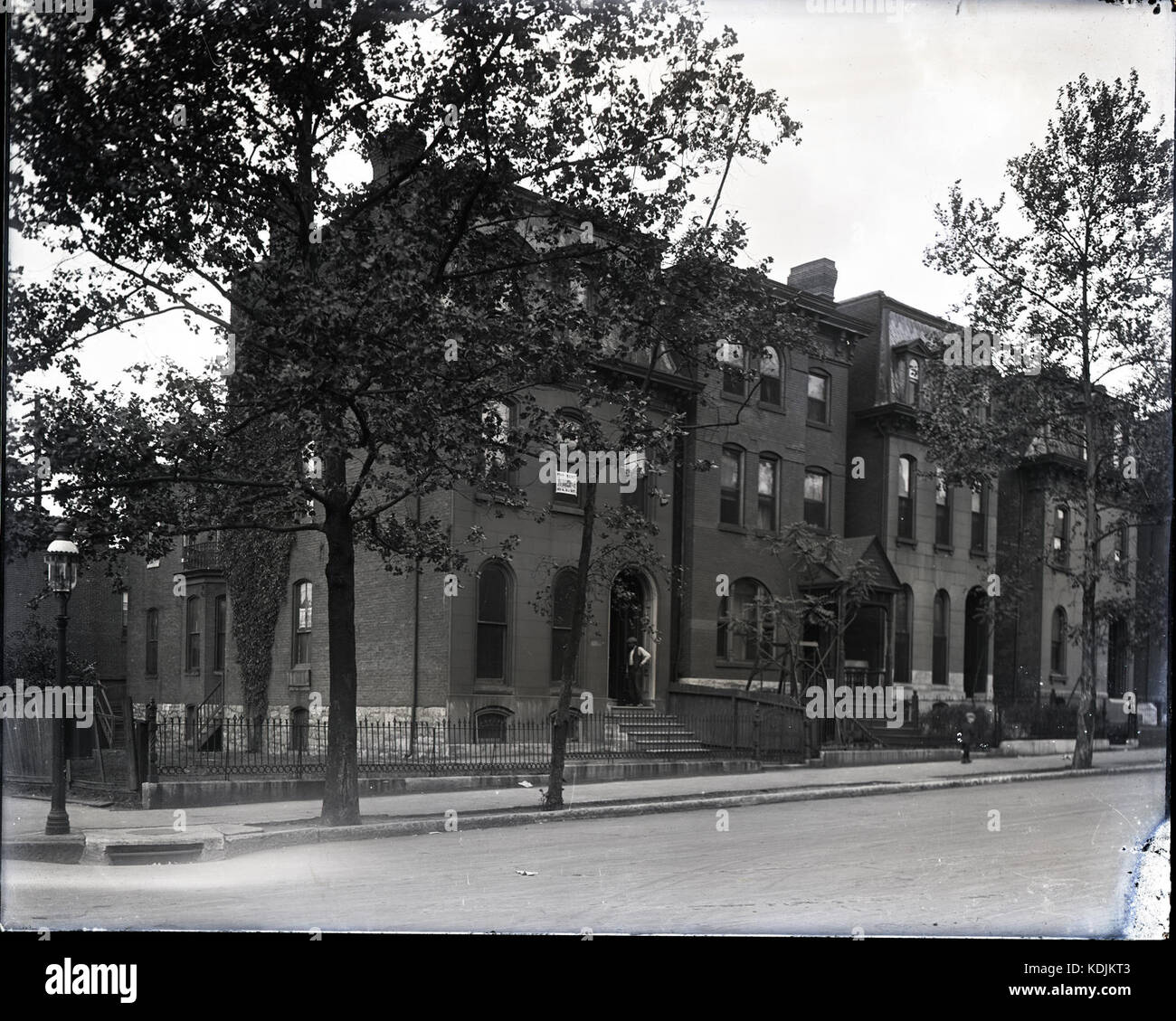Residential buildings on Washington Boulevard Stock Photo - Alamy