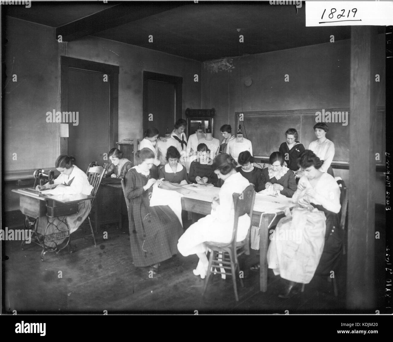 Oxford College dress making class 1919 (3200528964 Stock Photo - Alamy