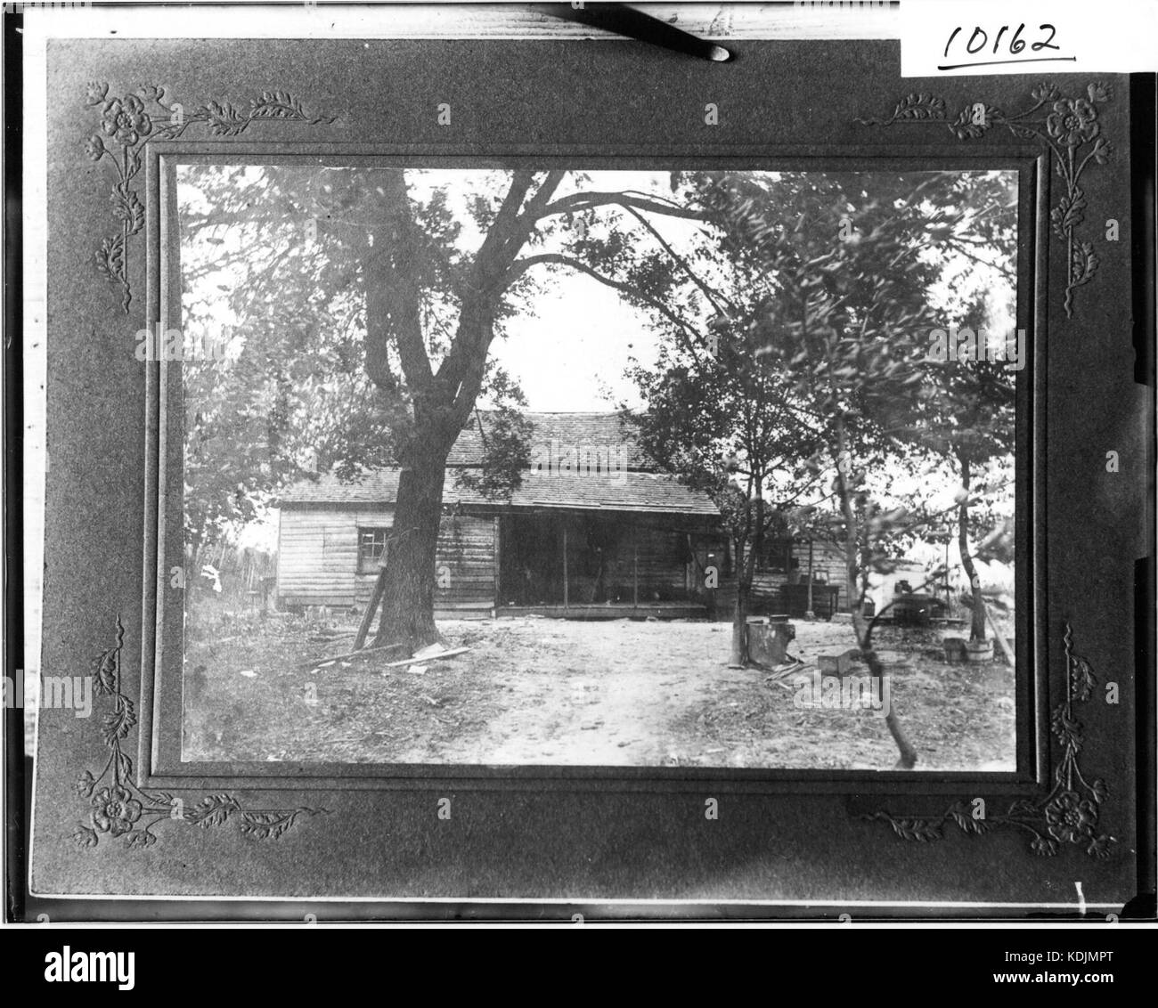 Primitive house in wooded area 1910 (3191684470 Stock Photo - Alamy