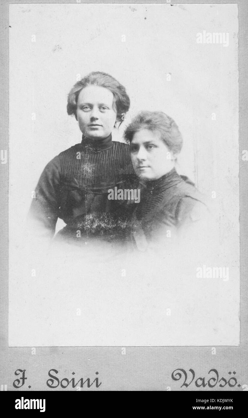 Portrett av to unge kvinner, Olga Marie Pedersen og Karoline Rushfeld ...