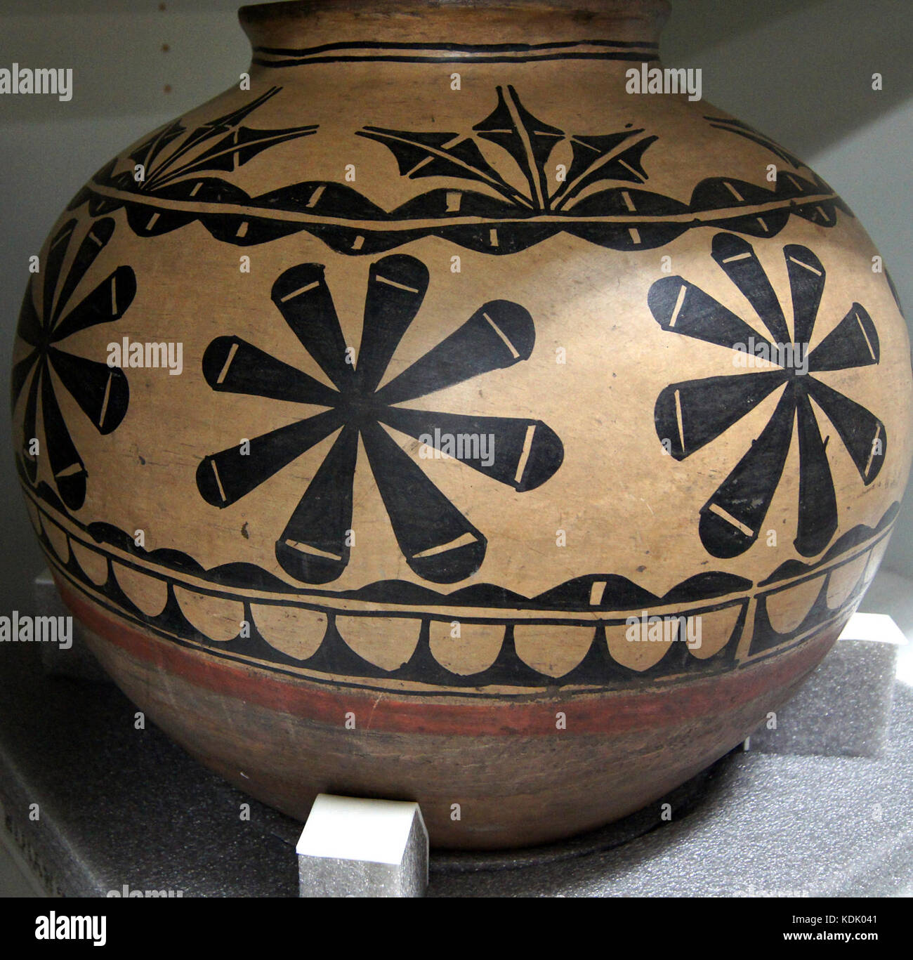 Large Cochiti Pot Stock Photo - Alamy