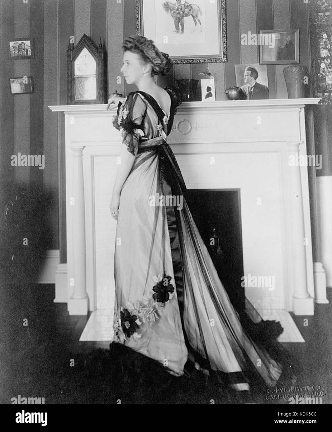 Figure dressed in elegant Black and White Stock Photos & Images - Alamy