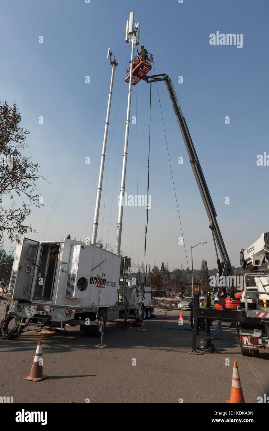 Santa Rosa, California, USA. 12th Oct, 2017. Verizon Wireless crews ...