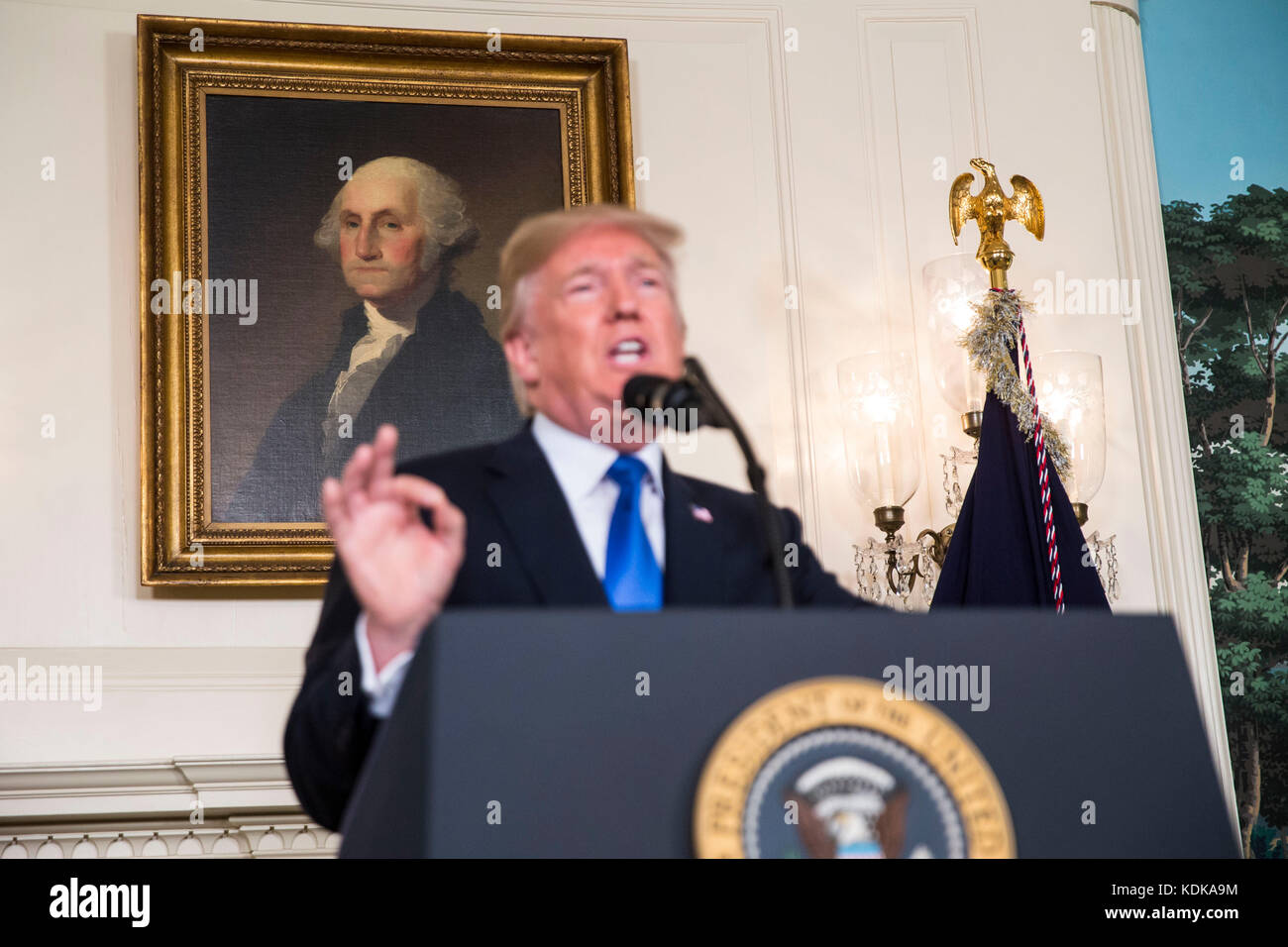 President trump in diplomatic reception room hi-res stock photography ...
