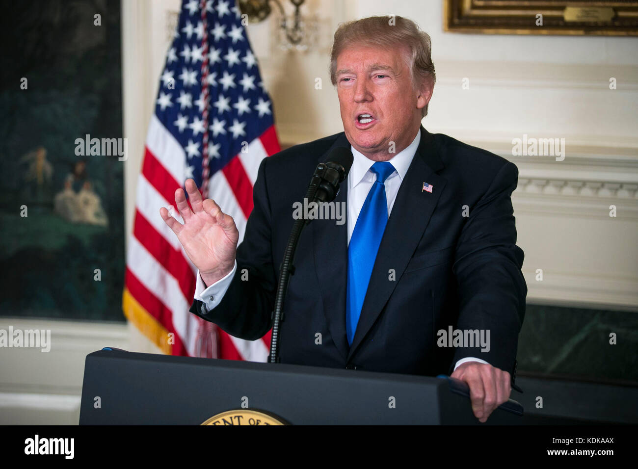 President trump in diplomatic reception room hi-res stock photography ...