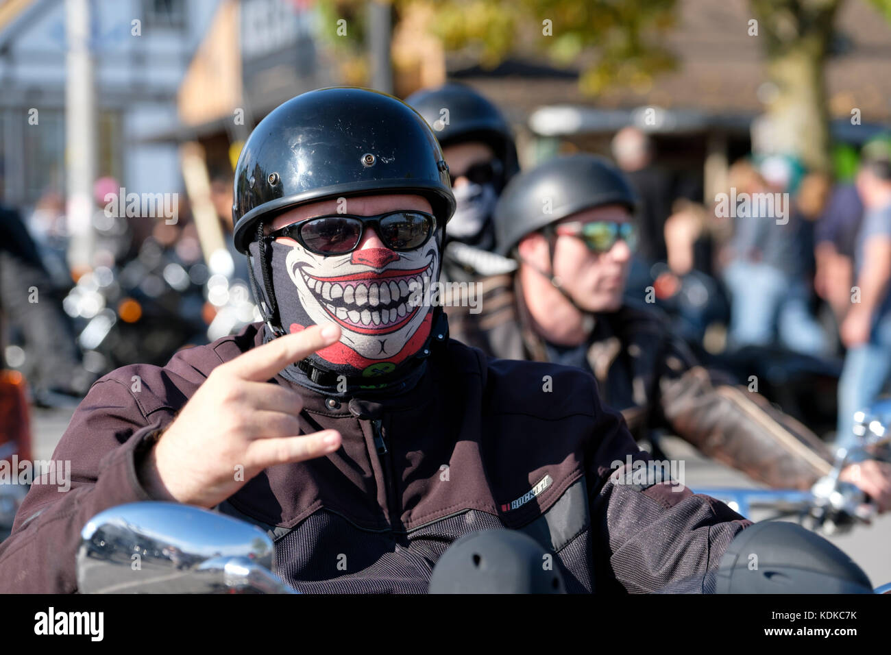 Hang ten hand sign hi-res stock photography and images - Alamy
