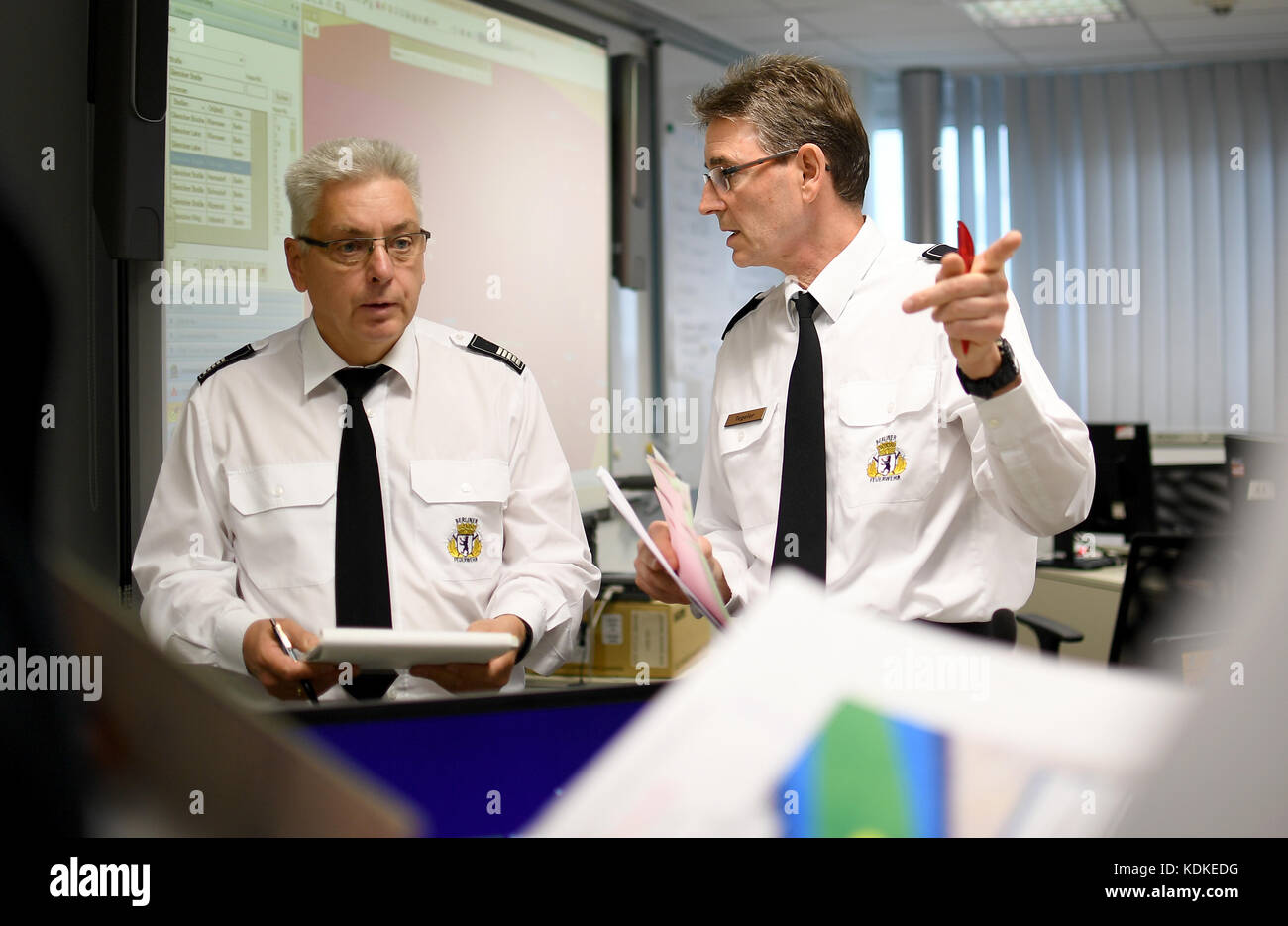 Berlin, Germany. 14th Oct, 2017. Emergency personnel coordinate a ...
