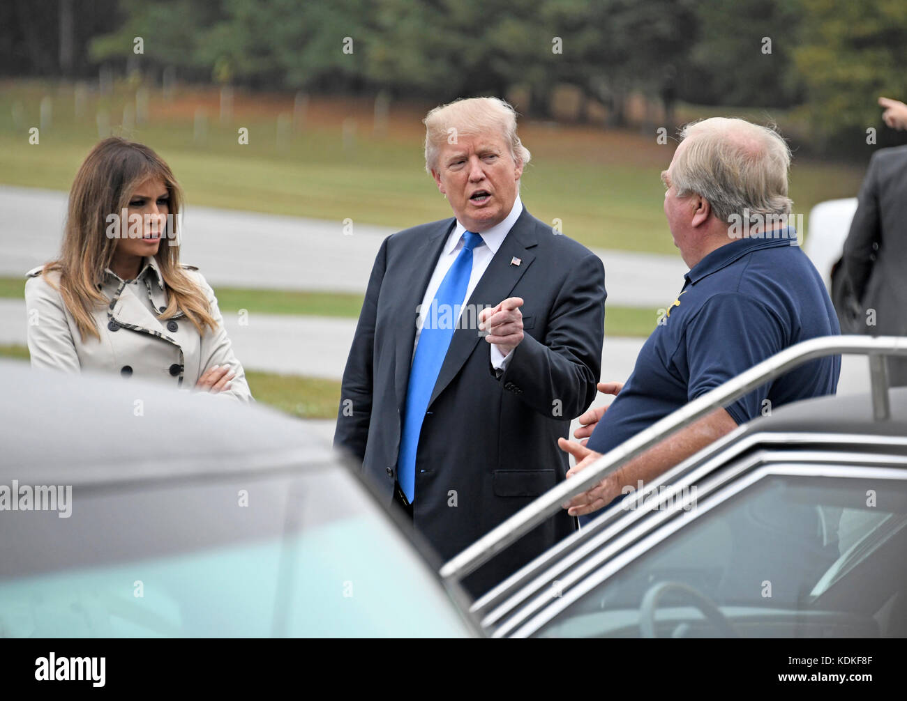 An unidentified United States Secret Service agent speaks with US ...