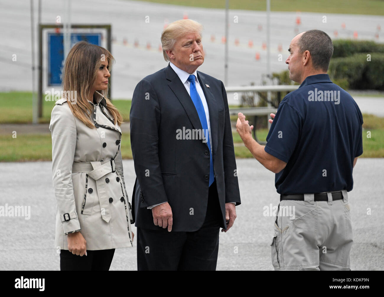 An unidentified United States Secret Service agent speaks with US ...