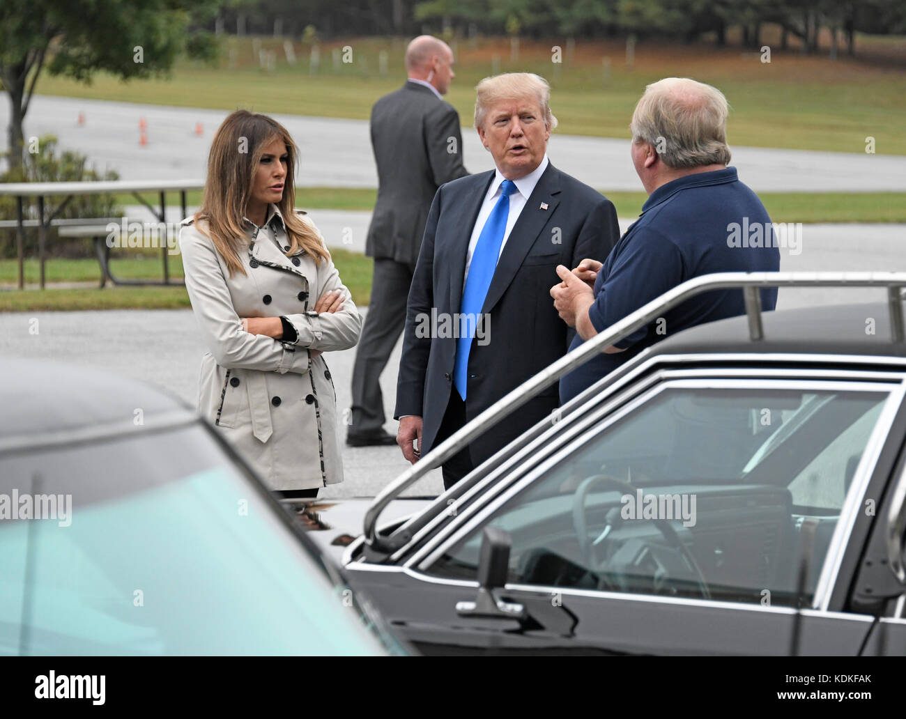 An unidentified United States Secret Service agent speaks with US ...
