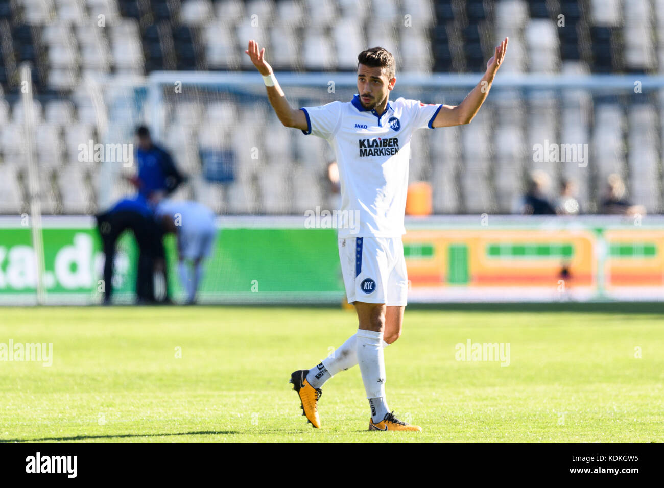 Karlsruhe, Deutschland. 14th Oct, 2017. Burak Camoglu (KSC) animiert ...