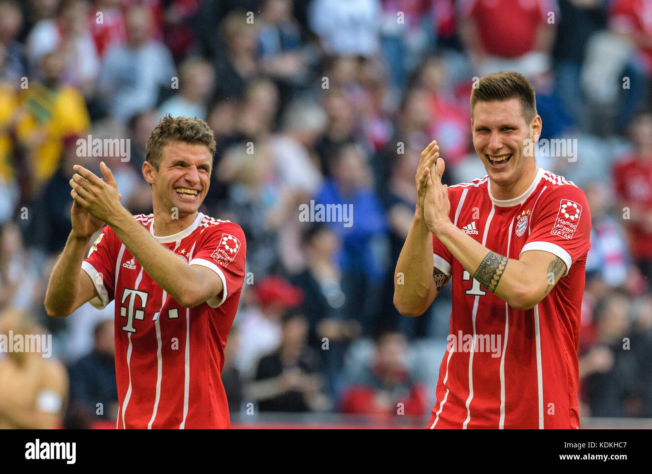 Munich, Germany. 14th Oct, 2017. Bayern's Thomas Mueller (l) und Niklas ...